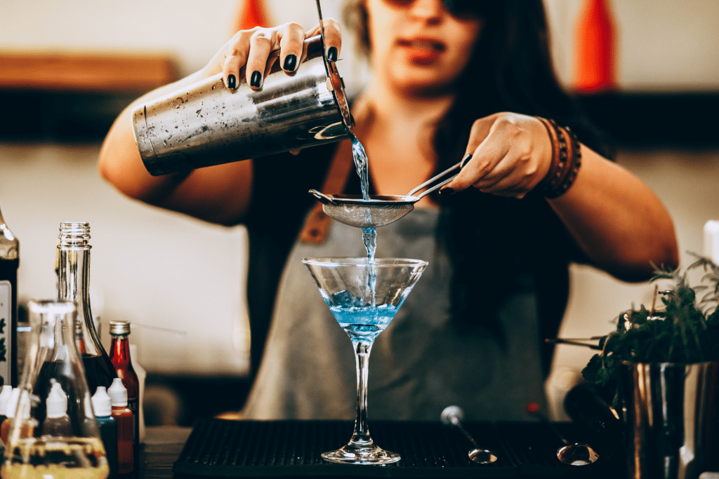 Trasforma la tua passione in professione con il corso bartender ...